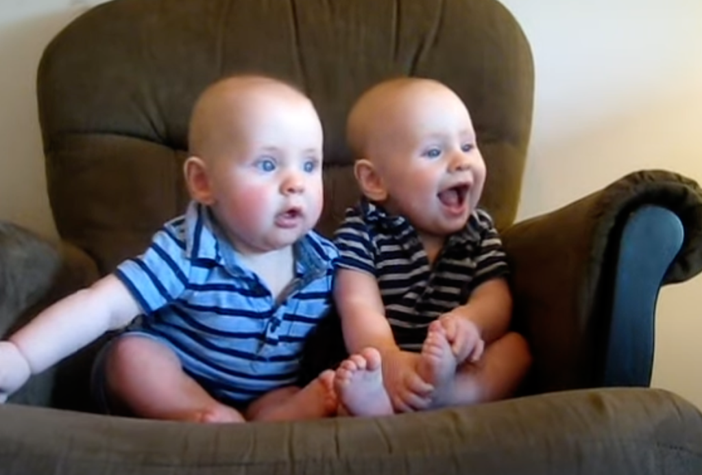 Delightful moment as twin babies smile at each other – Live115media